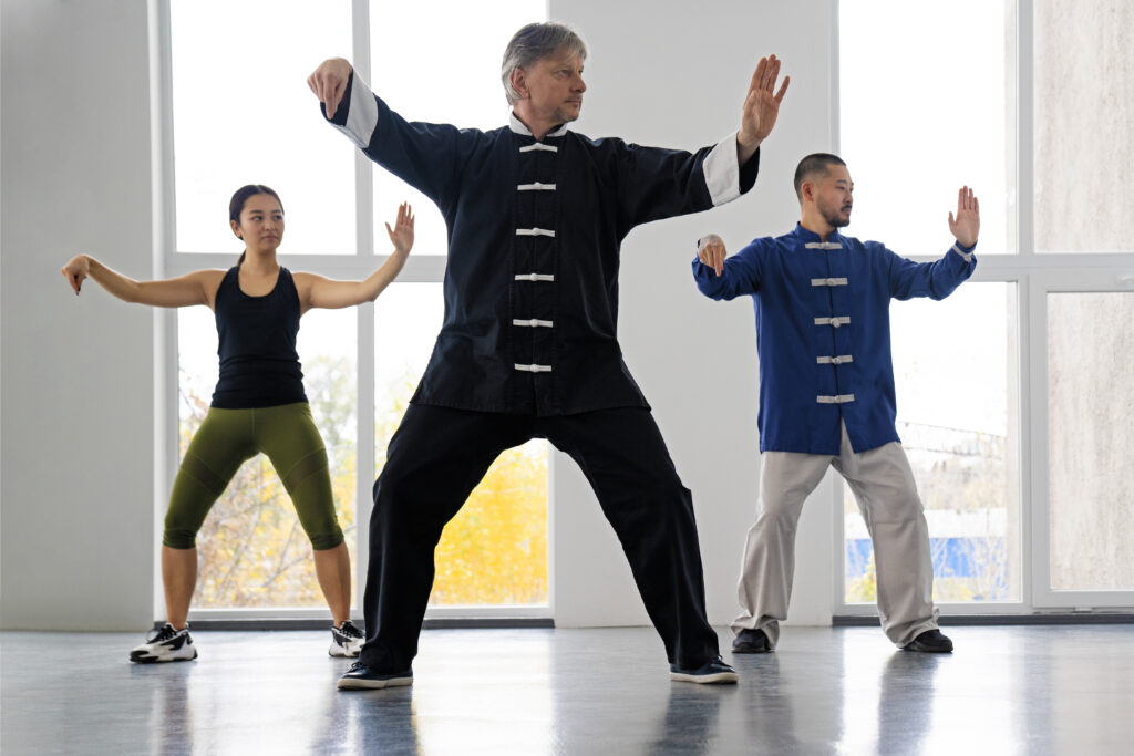 QI GONG / Shi Er Jing Mai Fa (Étirement des 12 méridiens) | École des ...